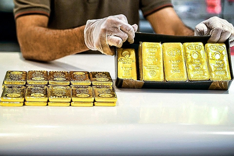 ouro-fecha-em-alta-com-c-mbio-favor-vel-a-commodities